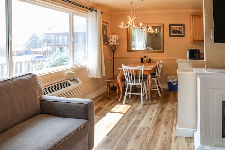 Yellowstone Gateway Deluxe 1 Bedroom Suite (#105) - Gardiner, MT