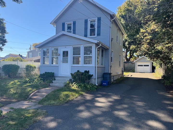 Coastal Year-round Cottage 2 Blocks From Beach - New Haven, CT