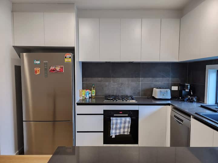 Canberra City Townhouse | Ensuite + Parking + Tram - Canberra