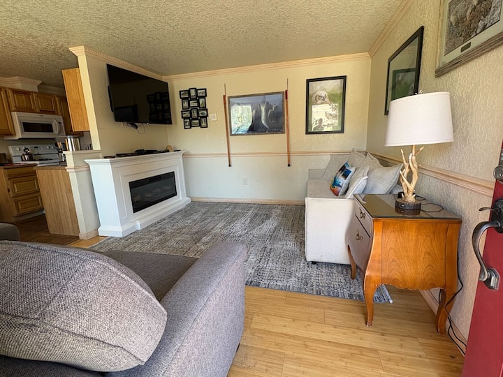 Yellowstone Gateway Deluxe 1 Bedroom Suite (#113) - Gardiner, MT