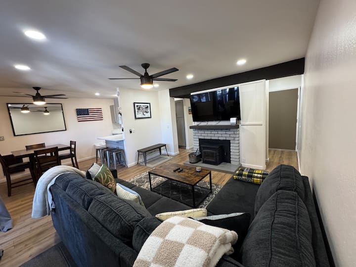Dog Friendly ~ Walk To Canyon! Sleeps 4 - Mammoth Lakes