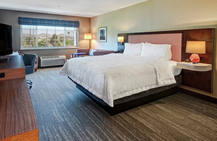 Vallejo 1 King Studio W/ Parking & Breakfast - Vallejo, CA