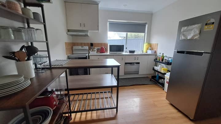 Deluxe Private Spacious 1br Cottage | Parking/yard - Canberra