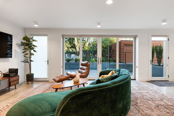 King Spa Suite + Cook’s Kitchen | Near Uw - Seattle, WA