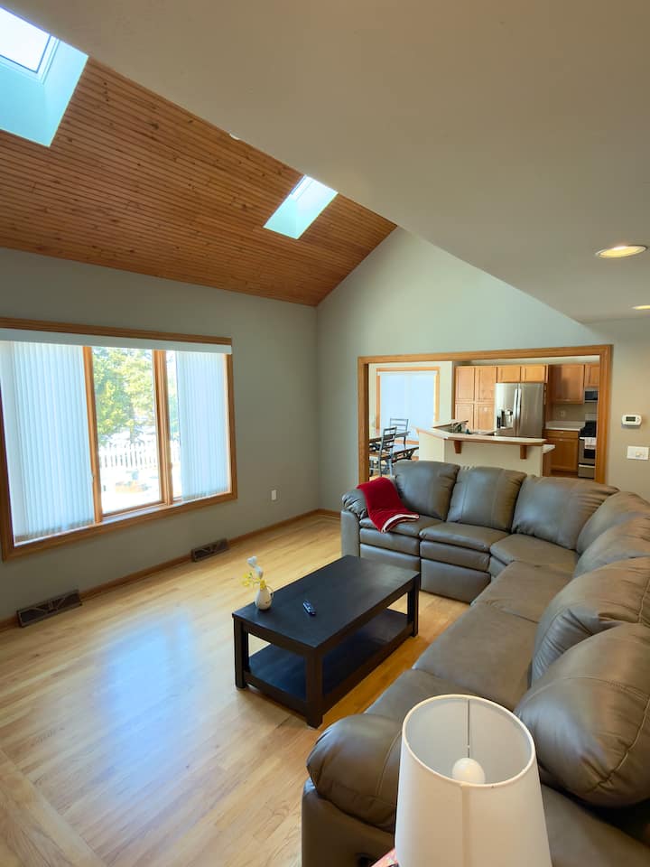 Grafton Getaway – Spacious Side-by-side W/fire Pit - Grafton, WI