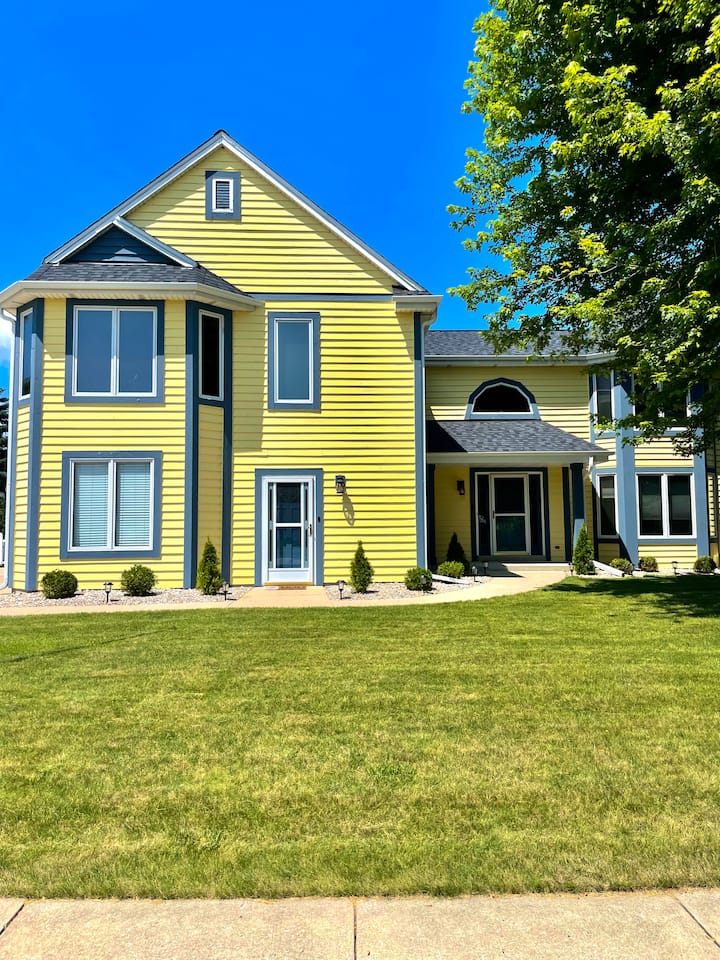 Grafton Getaway – Spacious Side-by-side W/fire Pit - Port Washington, WI