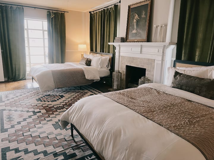 The Americana Manor- Game Rm + Spacious + Sleeps14 - Lubbock, TX