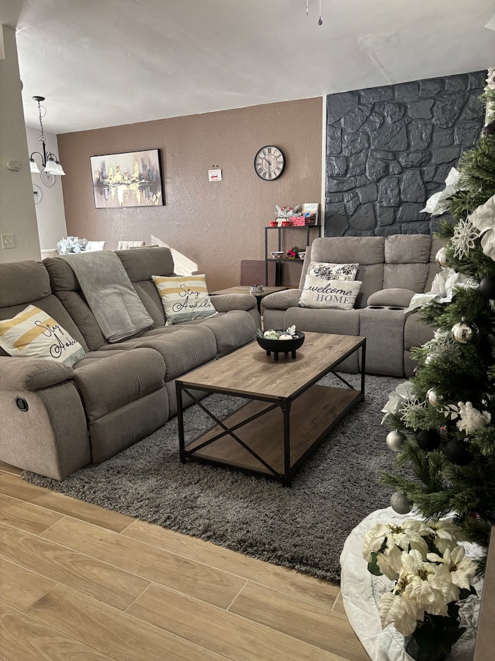 The Cozy Crimson Cottage
Sleeps 5
2 Ml To Ou - Norman