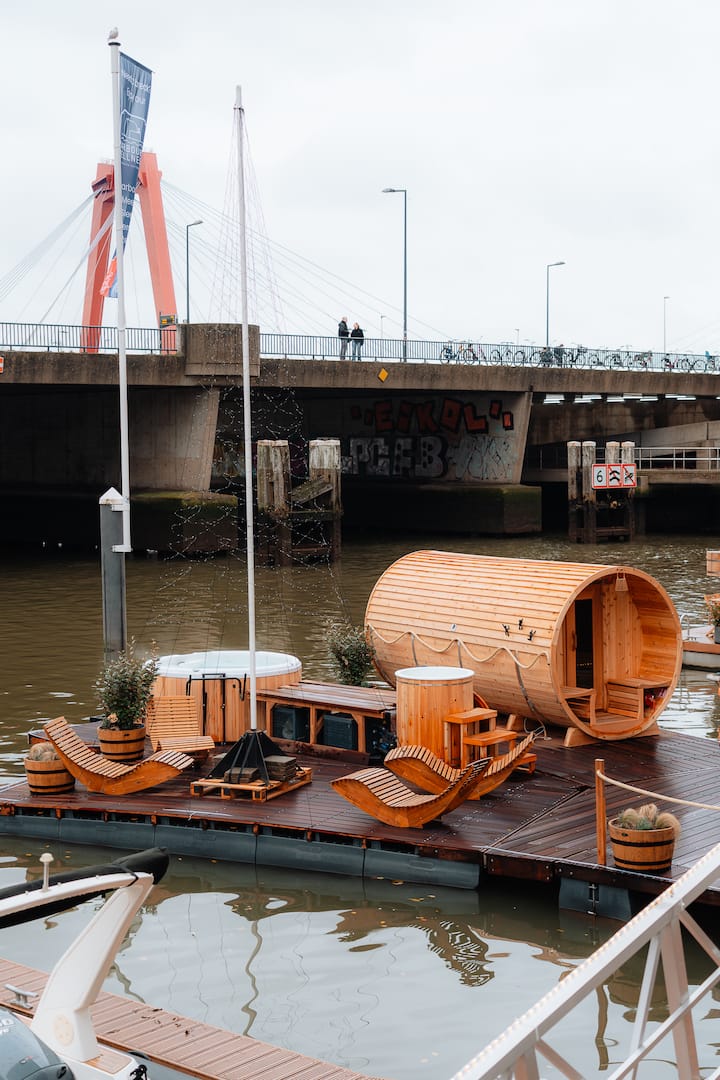 Aquarium Ponton In Wijnhaven Met Harbour Wellness - Rotterdam