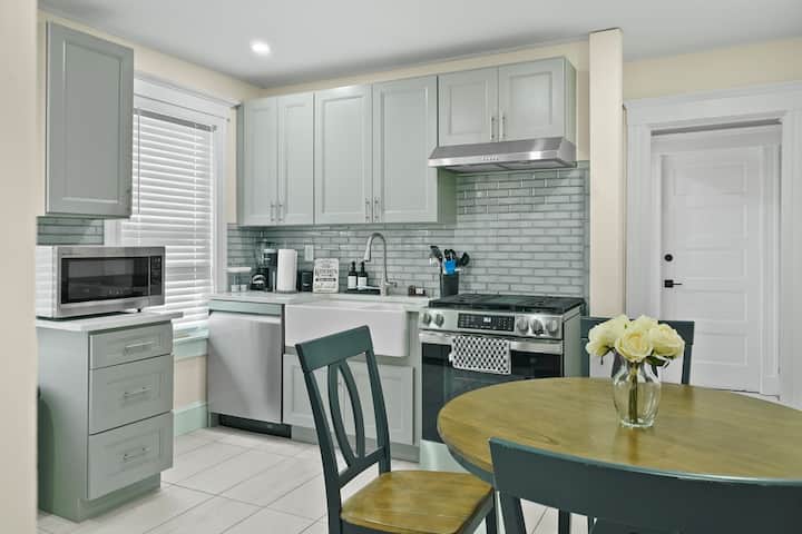Spacious 4-bedroom Getaway Apt 5 Mins From Mbta - Boston, MA