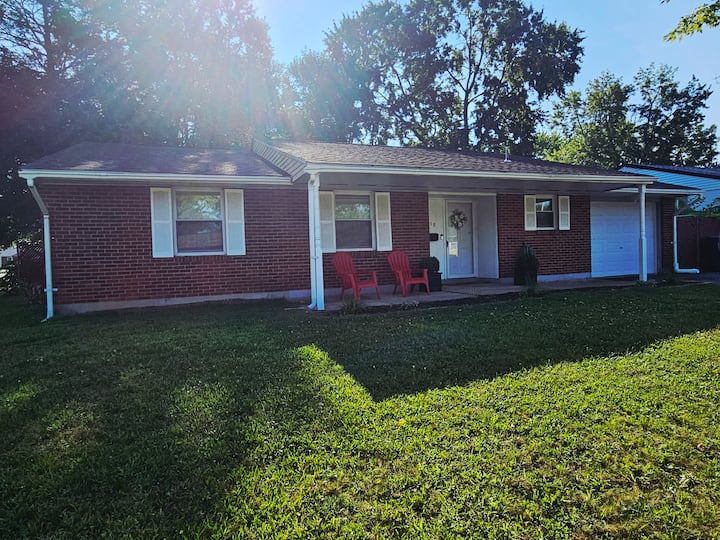 Comfy Home. Family & Dog Friendly W/ Fenced Yard. - Dayton, OH