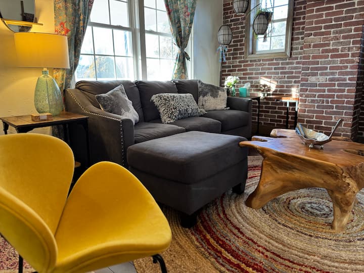 Warm, Comfy 3 Bd/2ba W/ Private Fenced Yard - Manassas, VA