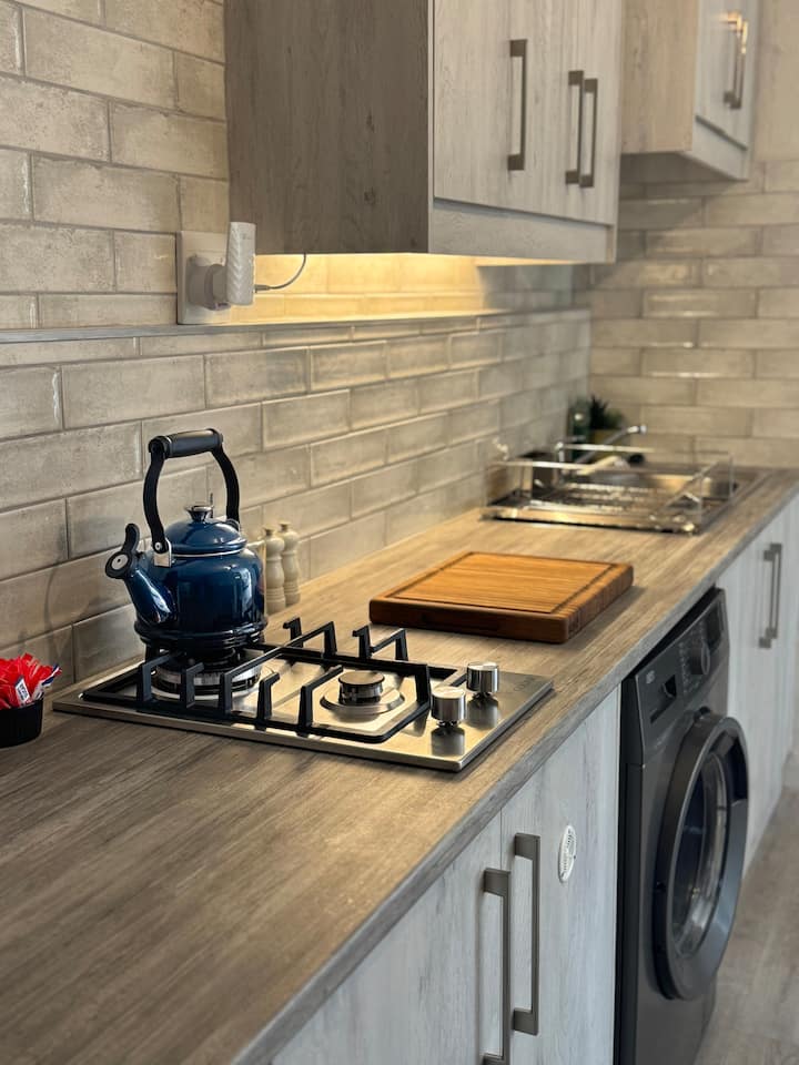 Stylish Flatlet | Private Courtyard | Beach 5 Min - Fisherhaven