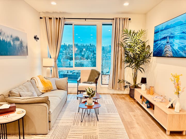 Luxe & Bright | Rooftop Views & A/c | Free Parking - Seattle, WA