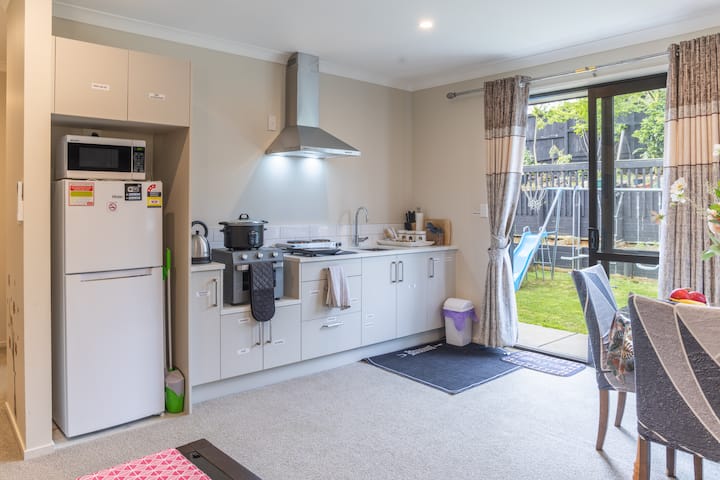 Two Bed Room Unit Back Of House Completely Private - Pukekohe