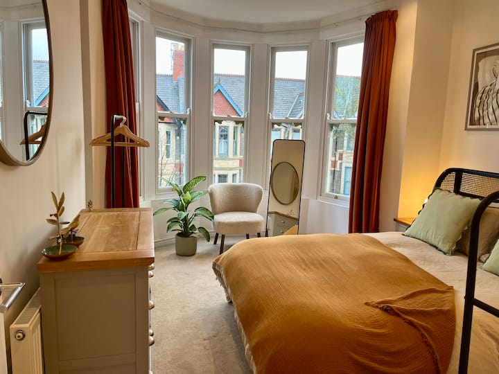Stylish Home With Parking - Cardiff