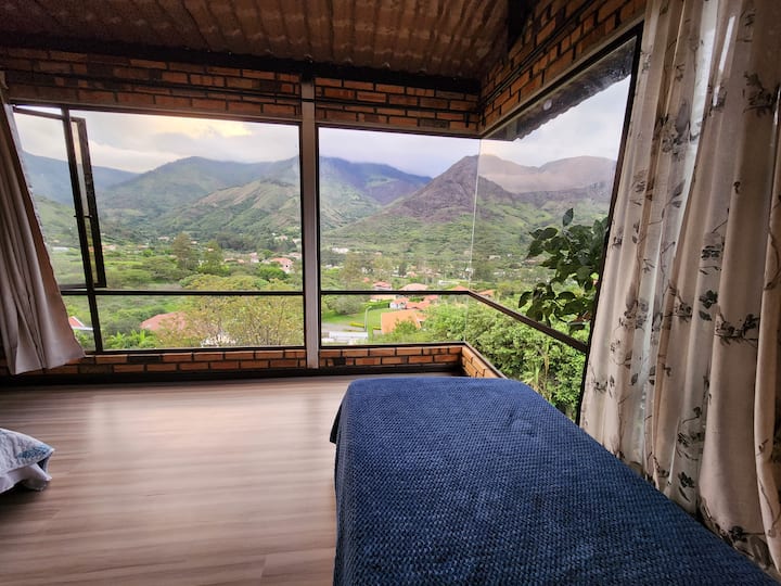 Casa Entera Con Terreno. Vista A Las Montañas. - Zamora Chinchipe