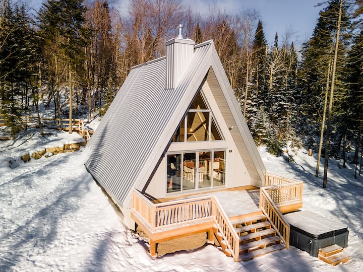 Classique Canadien | Spa • Sauna • Foyer • Forêt - Laurentides