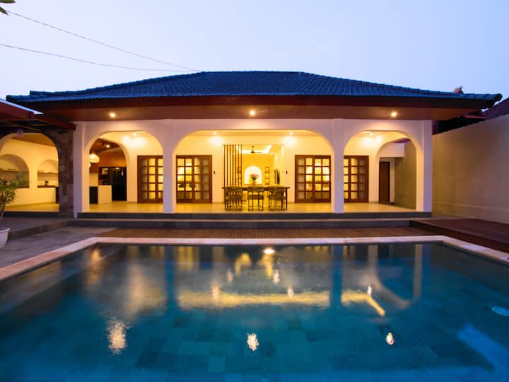 Near To Seminyak Beach, Culinary & Shopping Havens - Kuta