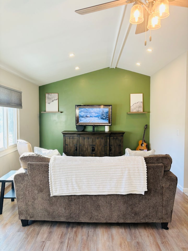 Cozy Retreat W/ Treehouse Vibes - Blaine, MN