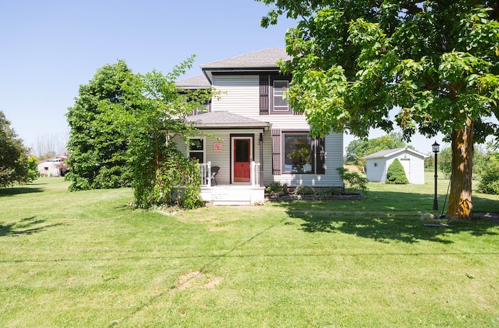 The Elmbrook - 1890s Farmhouse In Pec - Picton
