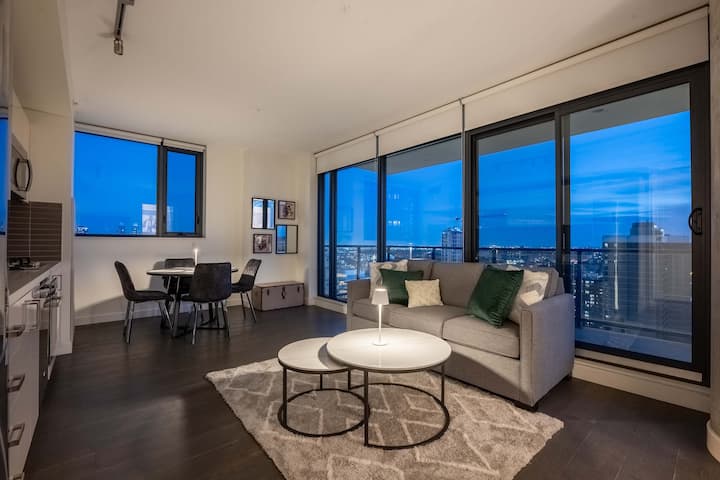 22nd Fl, Tower Views! Free Banff Pass, Summer Pool - Calgary
