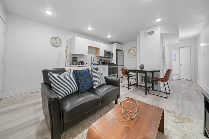 Stylish Retreat In Downtown Dallas - The Dallas World Aquarium, Dallas
