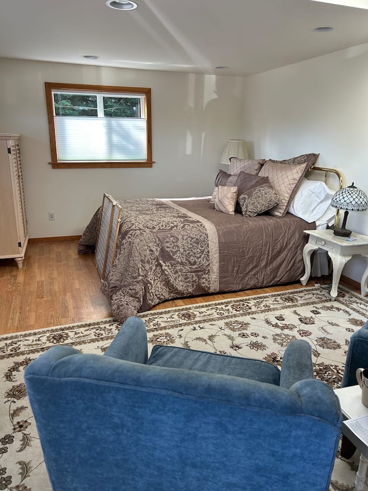 Garden House B&b
Dog Friendly

Store 
Bike/kayak - Friday Harbor, WA