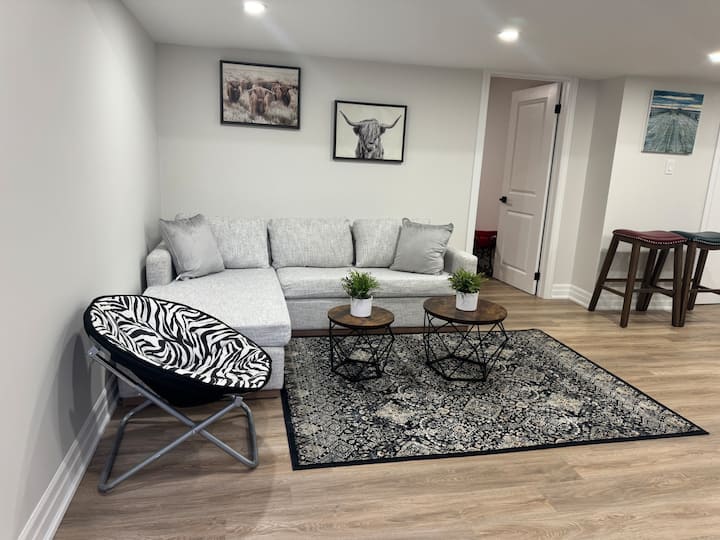 Enjoy This Cozy 1 Bdrm Basement! - エイジャックス