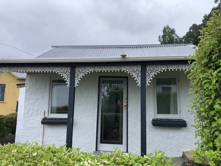 Small Charming Cottage With Views - Dunedin