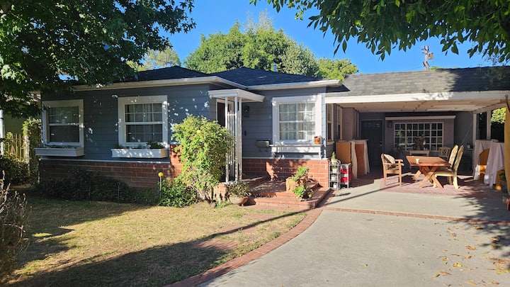 Charming Kraft Cottage - Los Angeles, CA