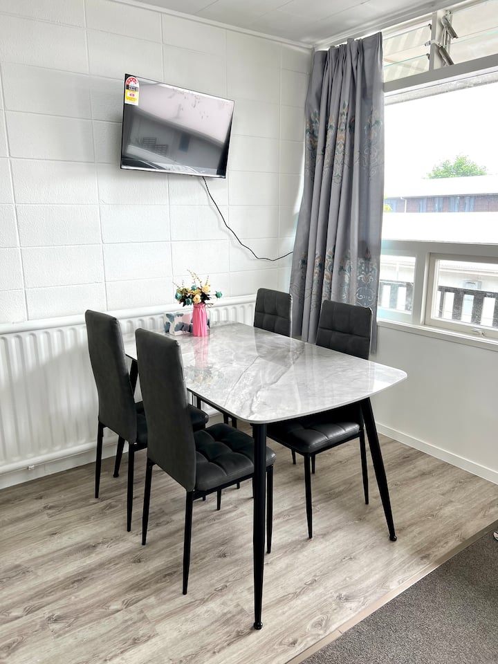 Upstairs One Bedroom Unit - Rotorua