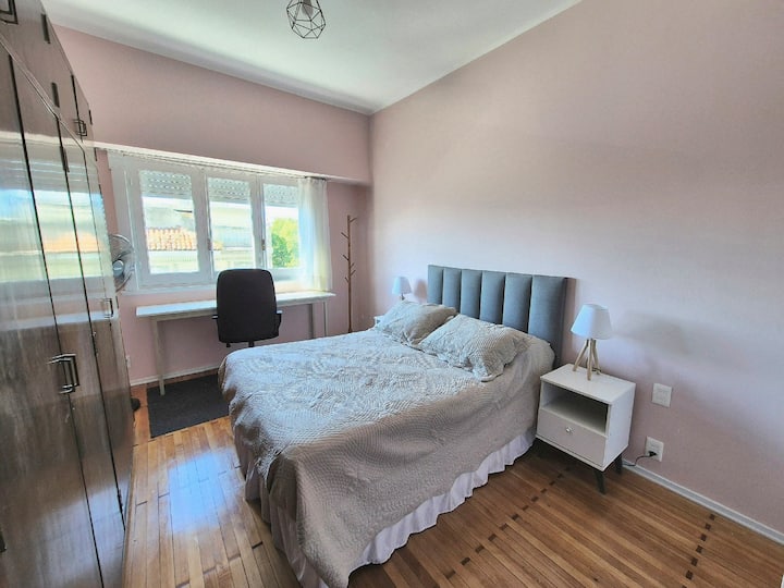 Amplia Habitación En Centro - Montevideo