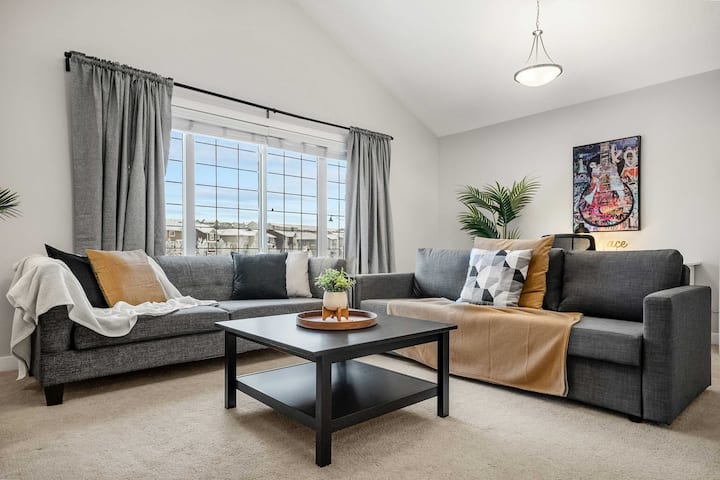 Spacious Calgary Home | Movie Room + Free Parking - Calgary