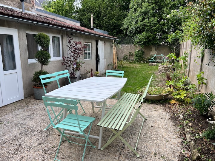 Une Maison De Campagne Avec Jardin En Hyper Centre - Cher