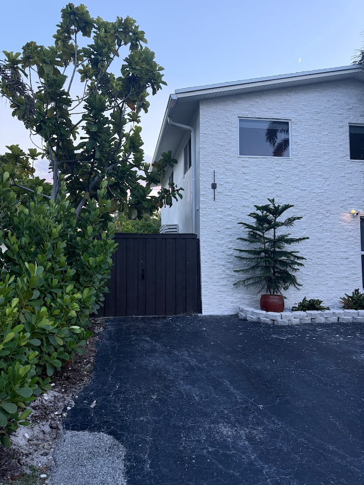 Bright Duplex With Private Yard | Wilton Manors - Tamarac, FL