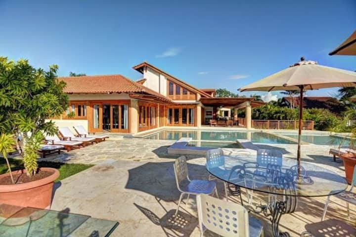 Spacious 11 Bedrooms Villa - La Romana