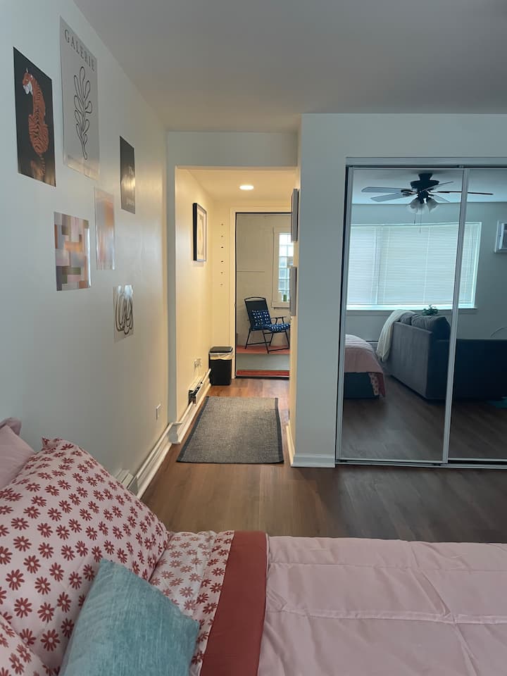 Colorful Studio Space W/parking - Chicago, IL