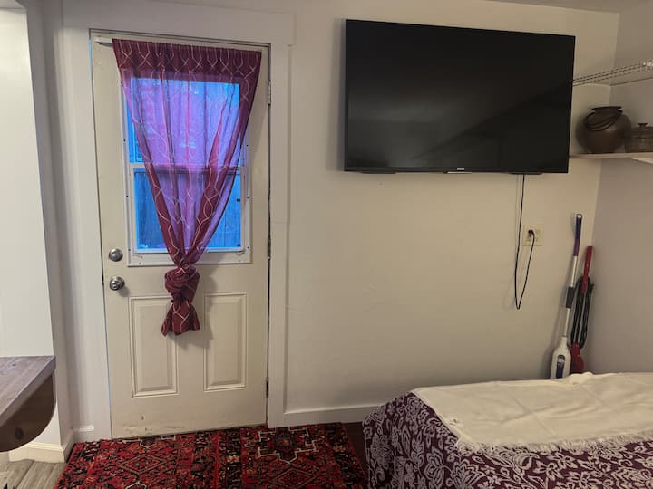 Private Studio With Kitchenette - Oakland, CA