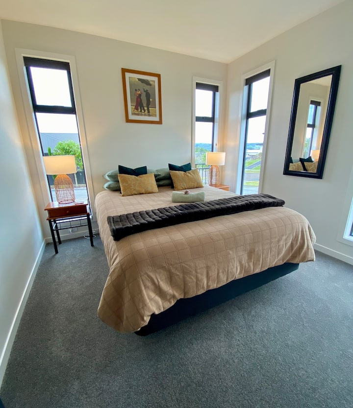 Live, Laugh, Loloma ~ Luxury Apartment - Taupo