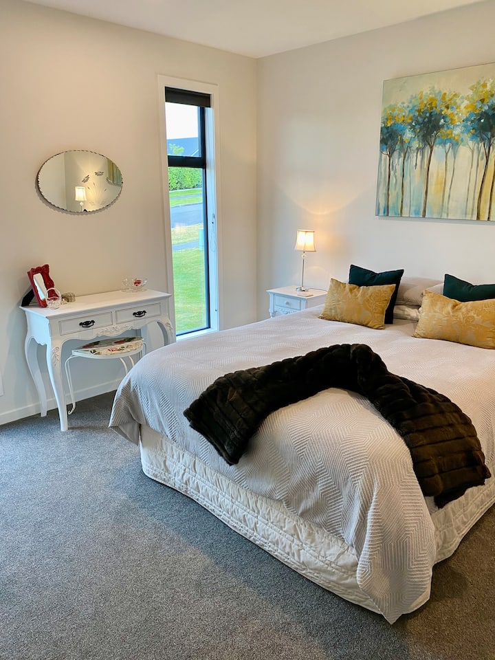 Live, Laugh, Loloma ~ Luxury Apartment - Taupo