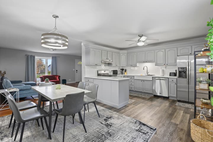 Darien Delight -Single Level Ranch - Downers Grove, IL