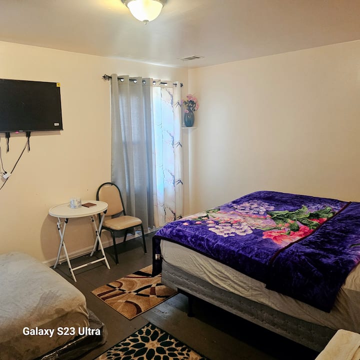 Spacious 4-bedroom 1 King Bed 4 Queen Beds 2 Baths - Livingston, NJ