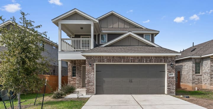 Cute Two Story Entire Place With A Balcony - Kyle, TX