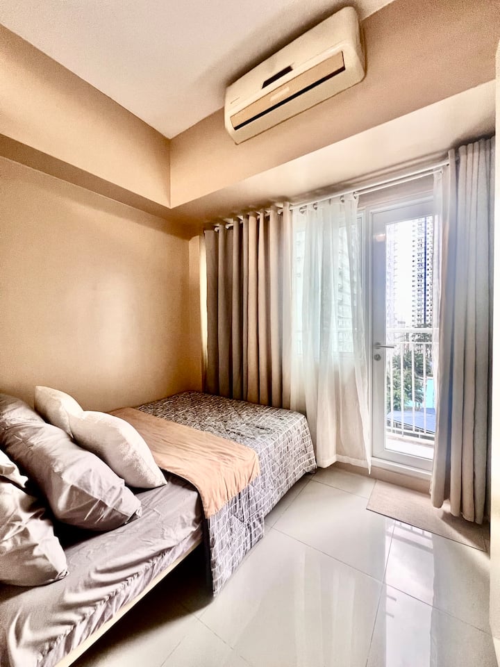 The Vacation Hut-smdc Grass. 2br/2bath W/ Balcony - Quezon City