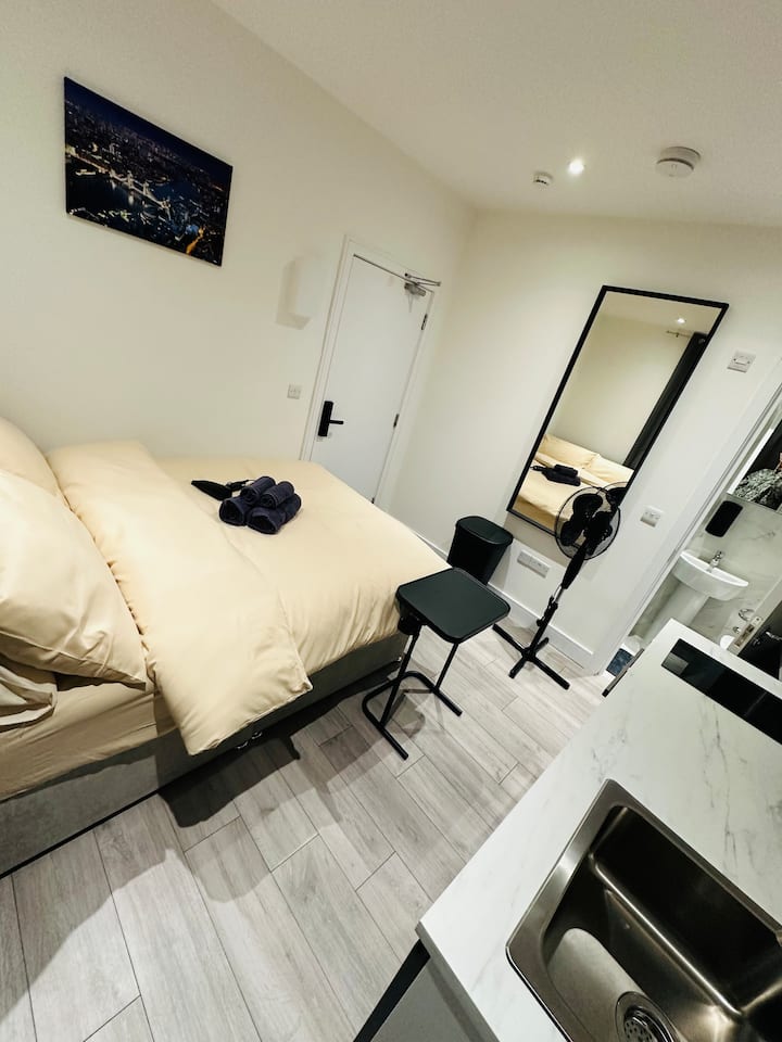 Flat W/ Full Bathroom + Kitchen - Lontoo