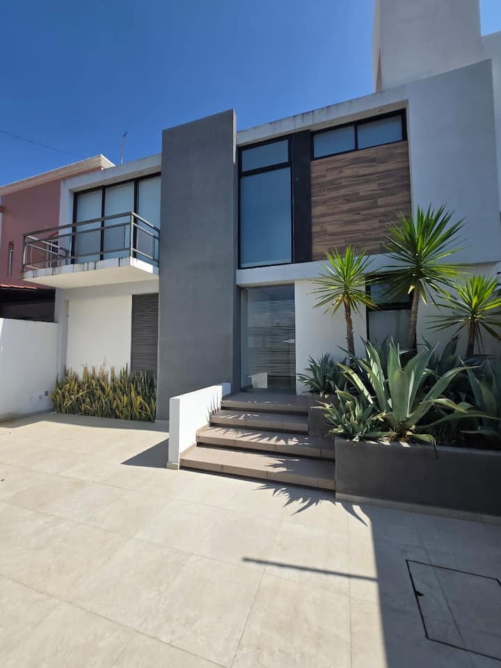 Hermosa Casa, En Zona Segura - Morelia