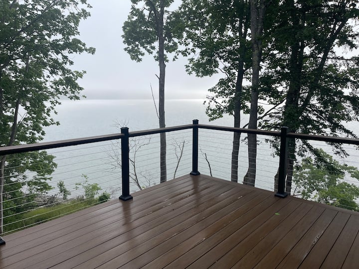 Spacious Beachfront W/ensuite, Deck, Gameroom - Maine