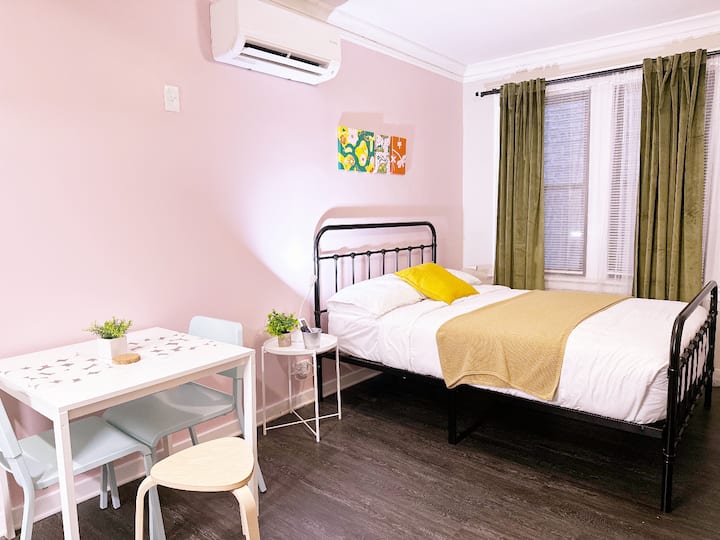 Cozy Studio Near Loyola & Lake - Accepting 1 Night - Evanston, IL