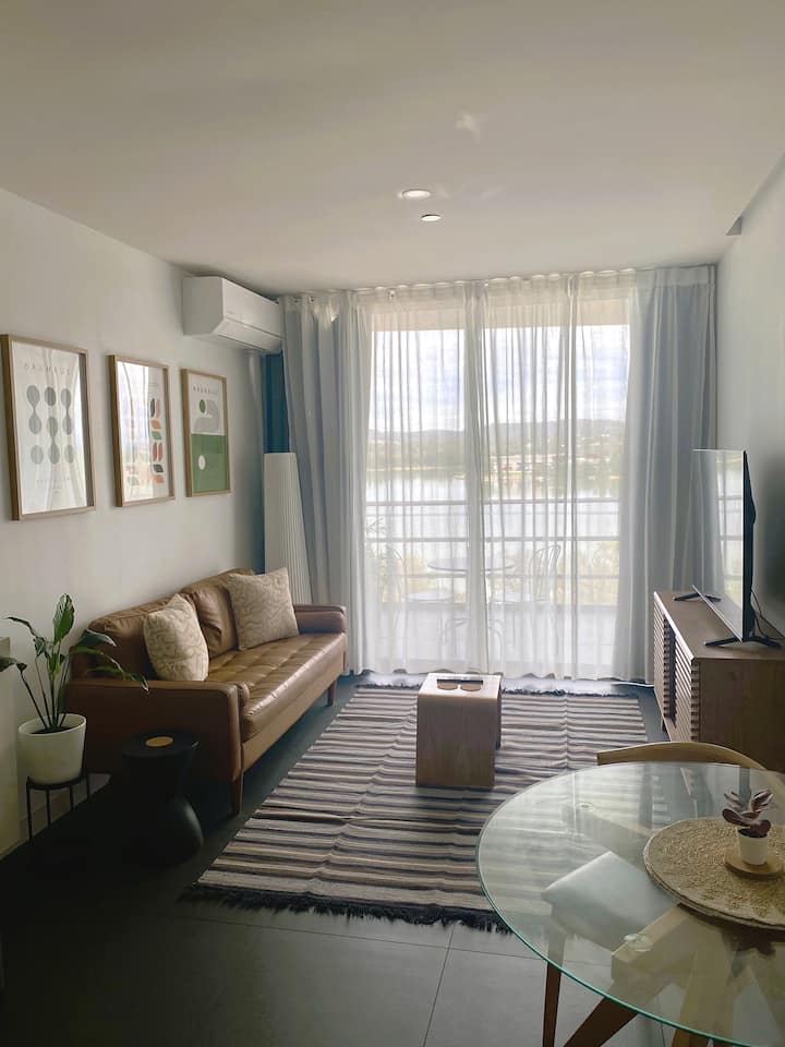 Boutique Canberra Stay | Balcony + Desk - Canberra